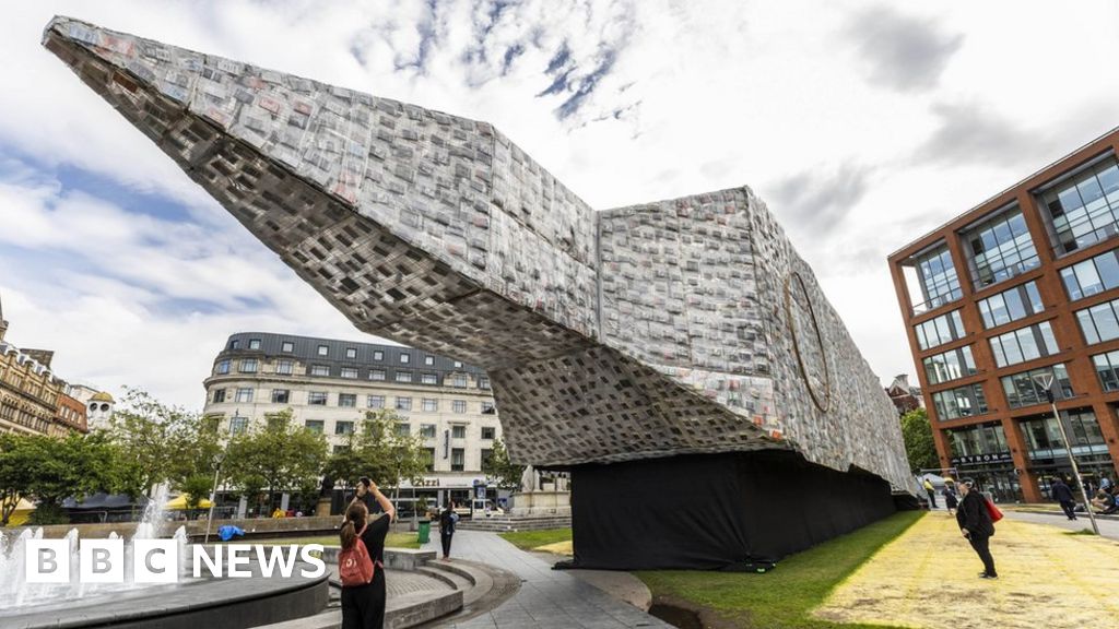Big Ben lands in Manchester for international arts festival - BBC News