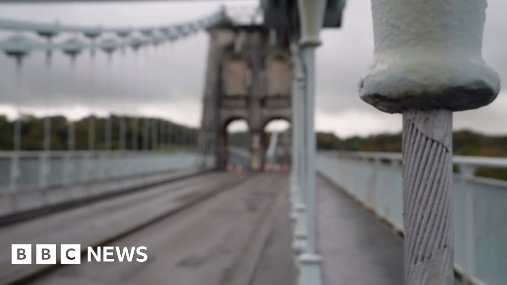 Menai Bridge closure 'nightmare' for local businesses - BBC News