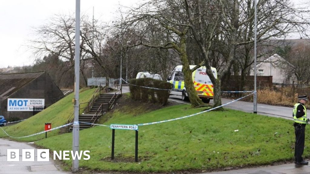 Man's neck slashed in 'horrific' Greenock street robbery - BBC News