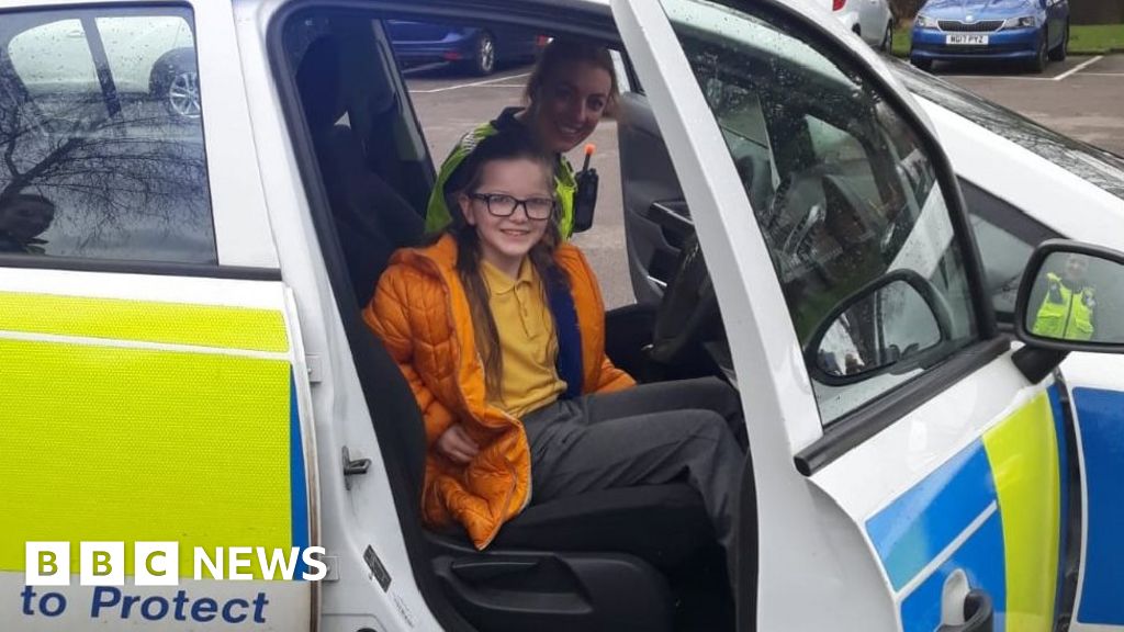 Northumbria Police visit schoolgirl, 7, after thank you letter - BBC News