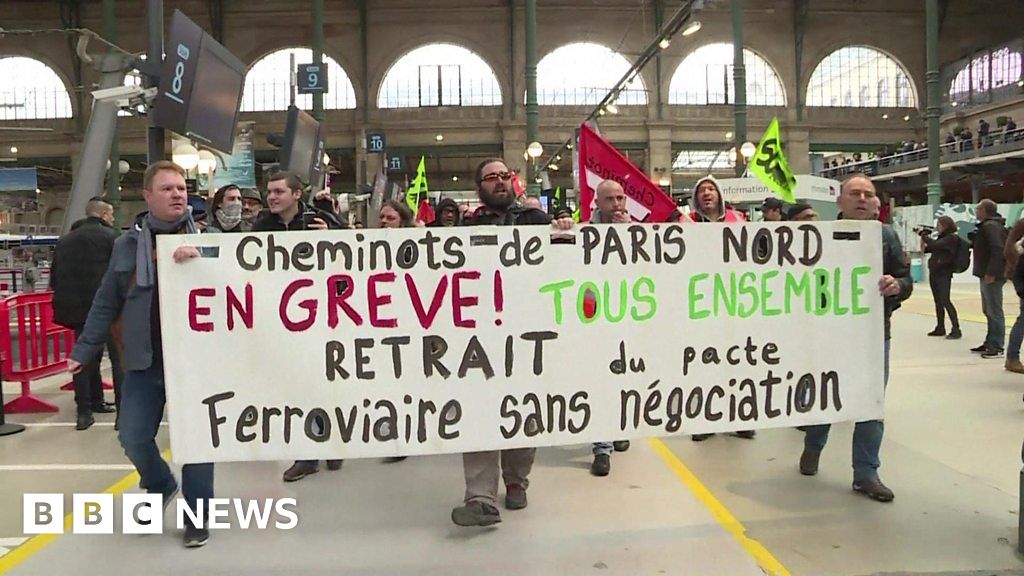 French striking railway workers protest at Gare du Nord - BBC News