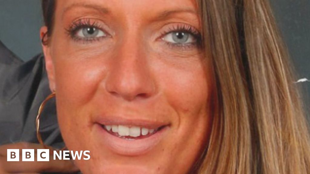 Canvey Island murder: Man arrested over death of Kelly Pearce - BBC News