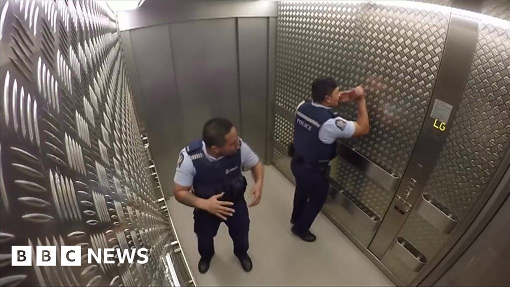 New Zealand police 'on the beat' - BBC News