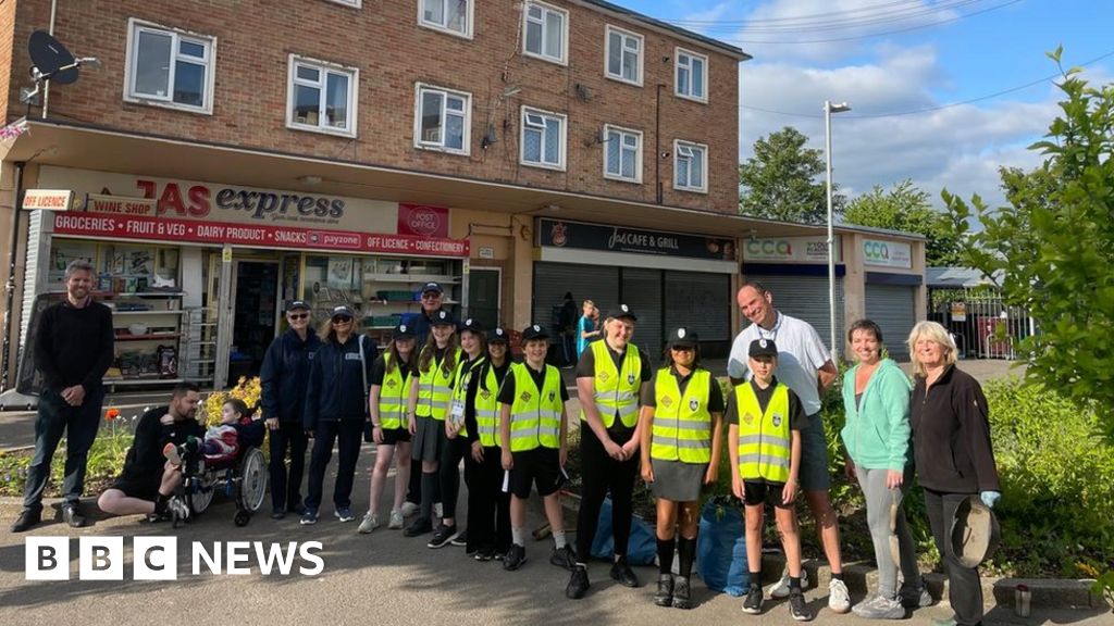 Reading residents work to transform neglected open space - BBC News