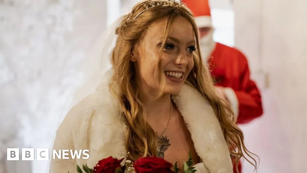 Telford bride dies weeks after Christmas dream wedding - BBC News