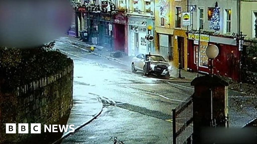 CCTV shows car crashing into lamppost