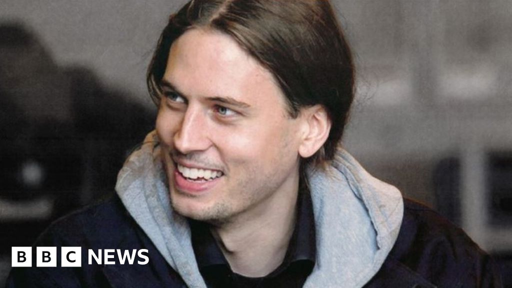 Lee Boswell: Man drowned in Mexico 'after head injury' - BBC News