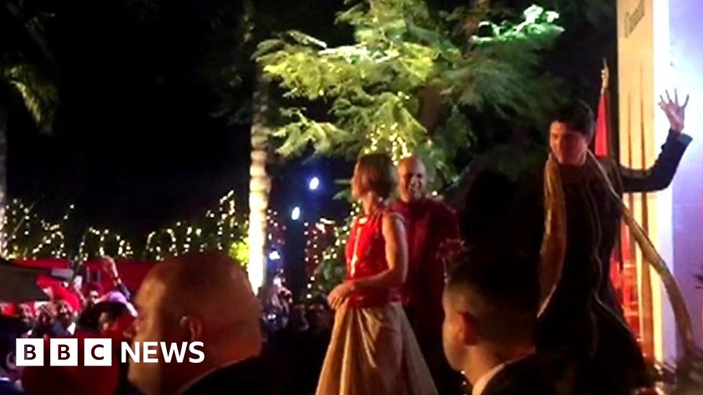 Twitter storm over Justin Trudeau's Bhangra dance in India - BBC News