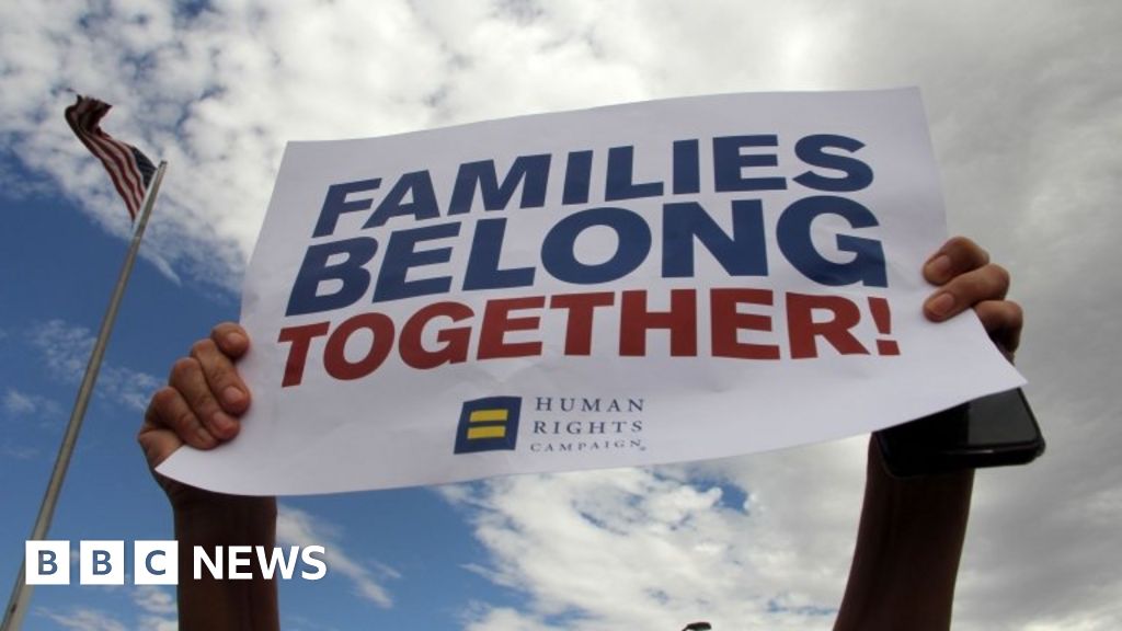 Migrant families: 463 parents 'left US without children' - BBC News