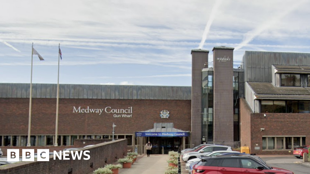 Medway Council faces bankruptcy, says report - BBC News