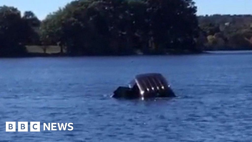 Bystanders try to save woman from sinking car - BBC News