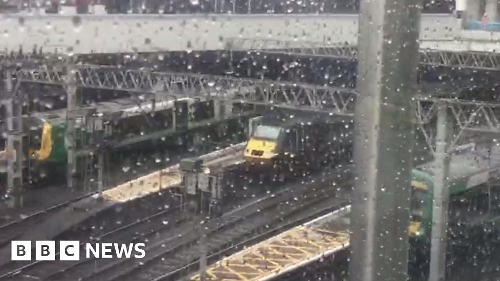 Birmingham New Street chaos after major power failure - BBC News
