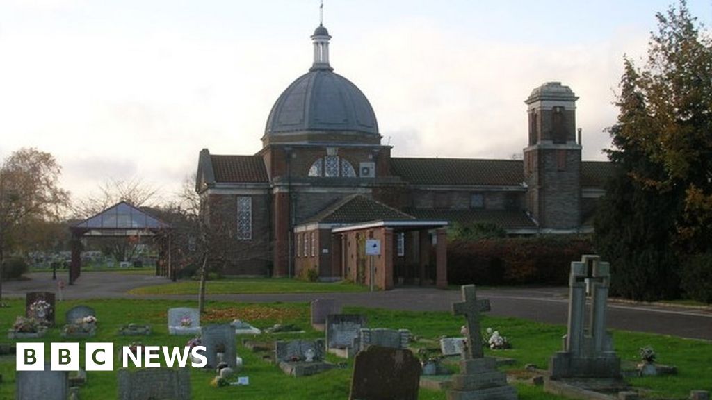 Reading cemetery land extension agreed at Henley Road - BBC News