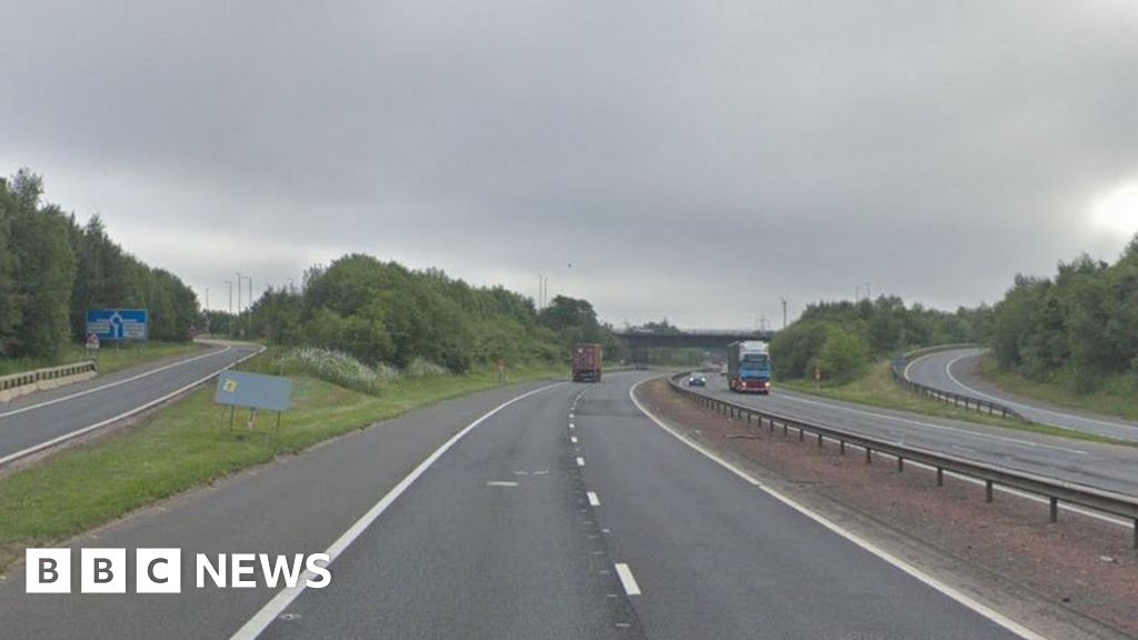 Man who stopped on M73 near Gartcosh dies after crash - BBC News