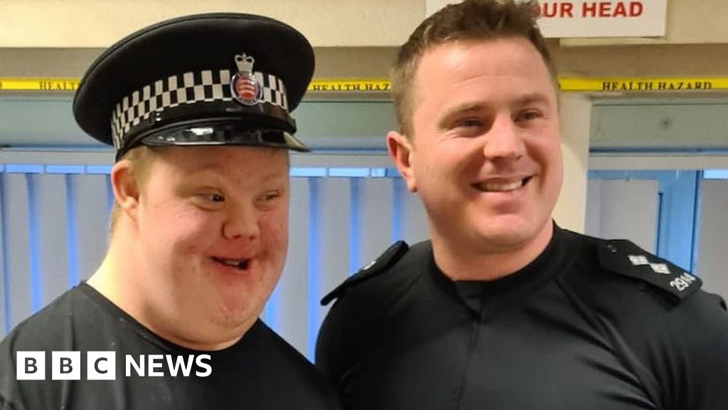 Essex Police: Station visit a dream for man with Down's syndrome - BBC News