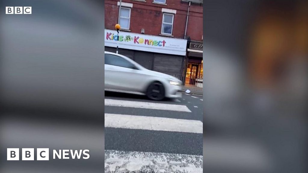Anger as drivers ignore Liverpool zebra crossing - BBC News