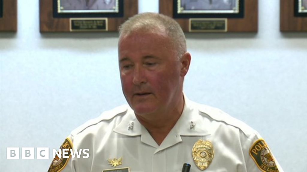 Ferguson shooting: Police blame group who 'do not want peace' - BBC News