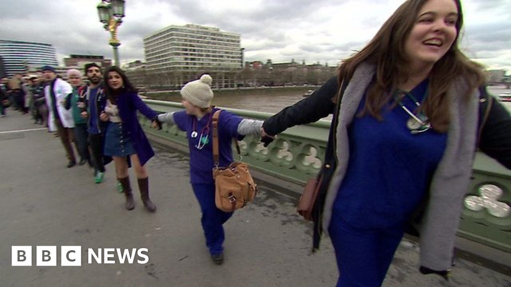 Protesting junior doctors form human chain - BBC News