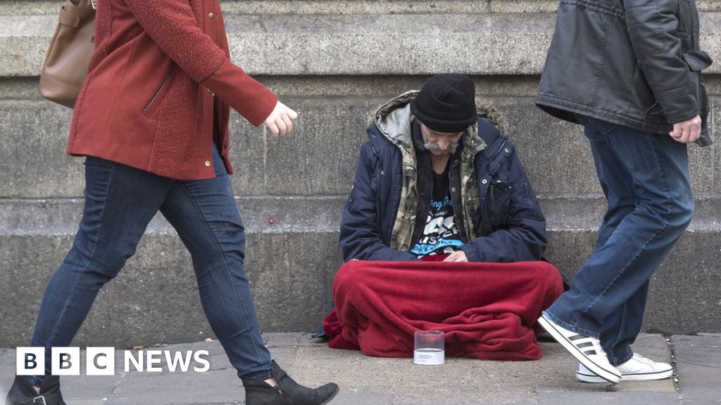 Cornwall homeless to be housed in holiday parks - BBC News