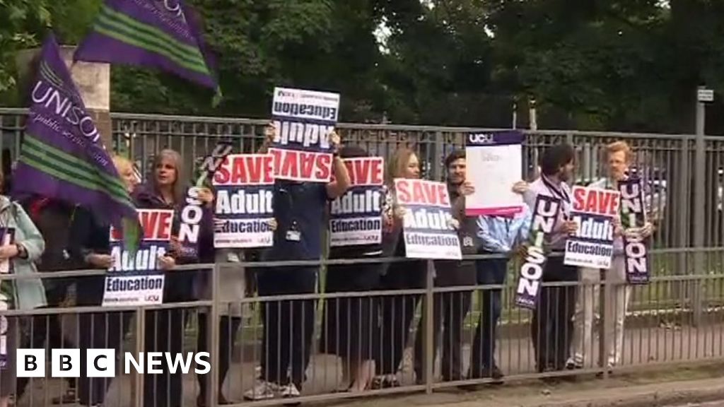 Reading College staff protest over job cuts