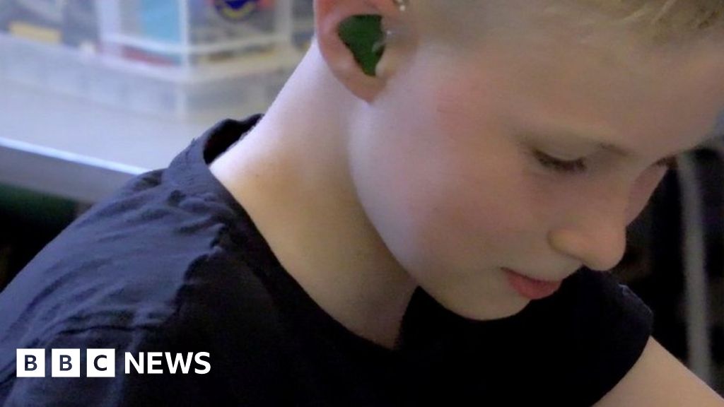 Portsmouth deaf club helps isolated children - BBC News