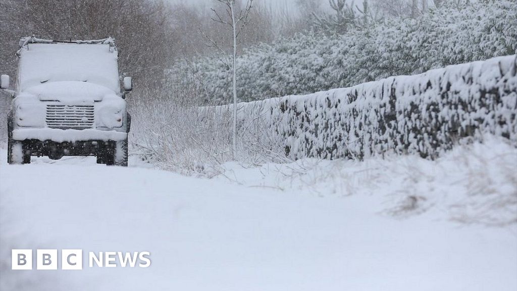 Heavy snow affects travel in the north of England - BBC News