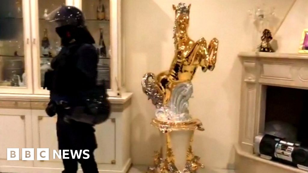 Rome police seize mafia bling in Casamonica villas - BBC News