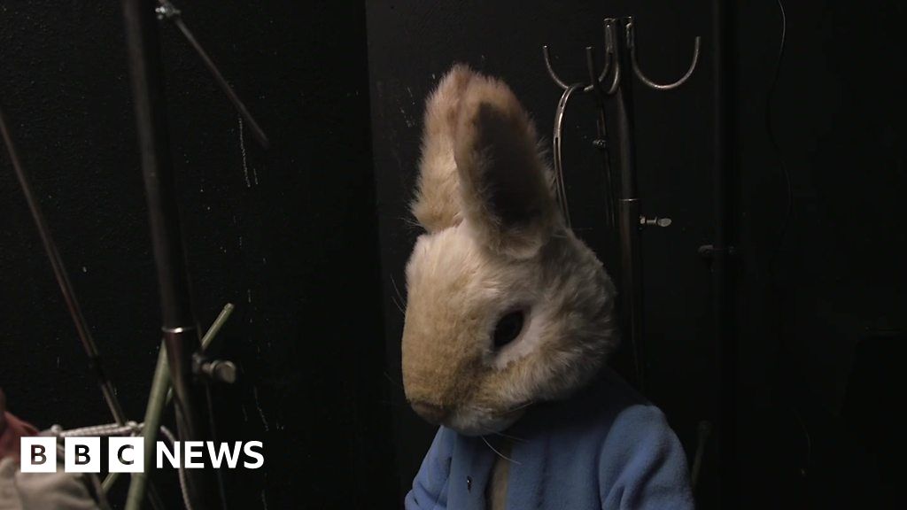 New play uses puppets to tell Beatrix Potter's tales - BBC News