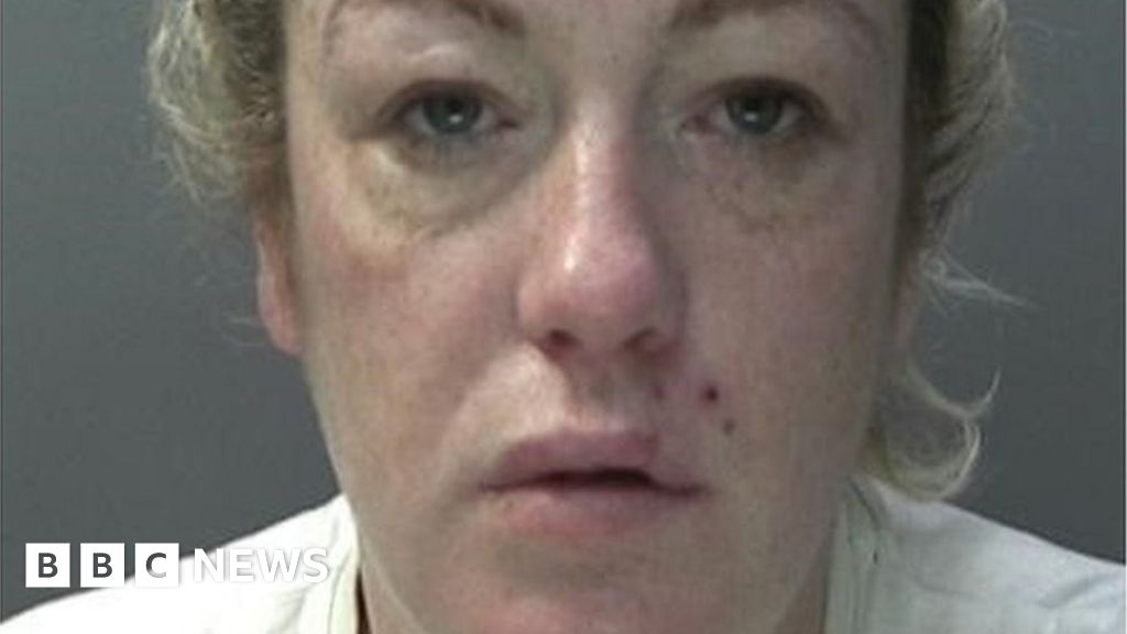 Thief Ann O'Halloran 'strips off over bus mobile phone theft' - BBC News