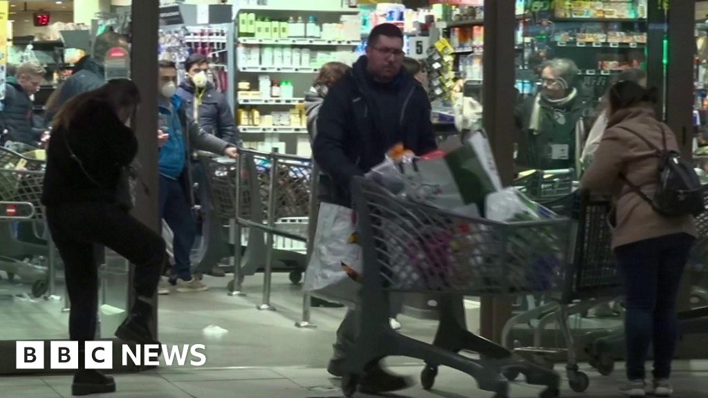 Coronavirus: Long queues at Rome supermarket