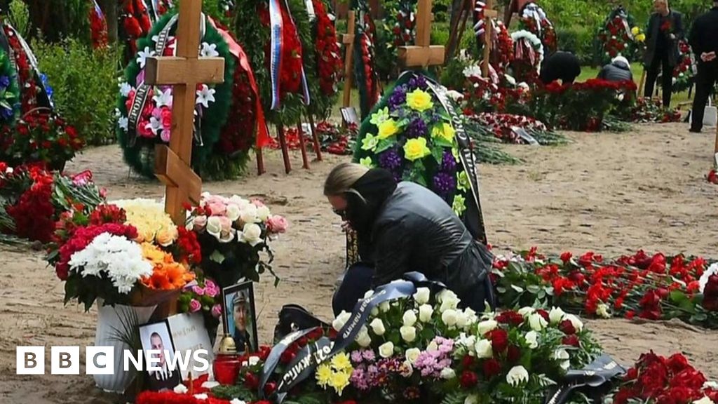 Russian submariners buried after fire