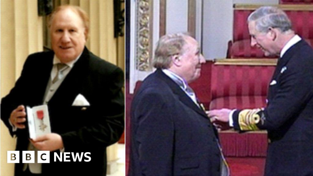 Duggie Chapman: Former entertainer and theatre producer dies - BBC News