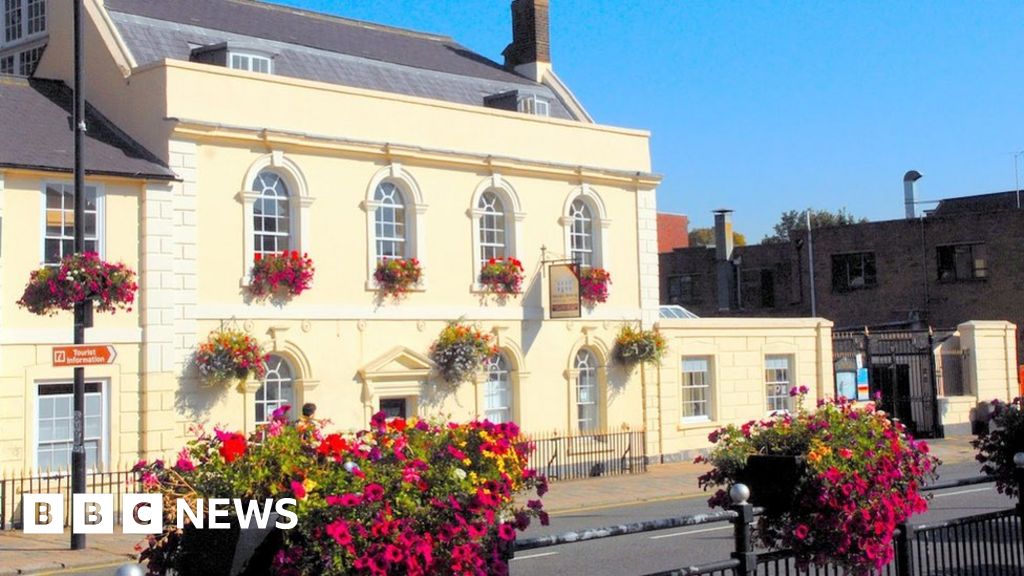 Priory House in Dunstable secures £1.2m restoration funds - BBC News