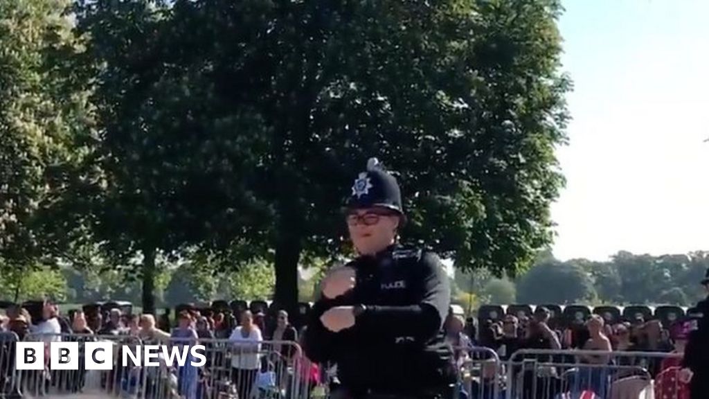 Royal Wedding: Dancing police officer gets crowd going - BBC News