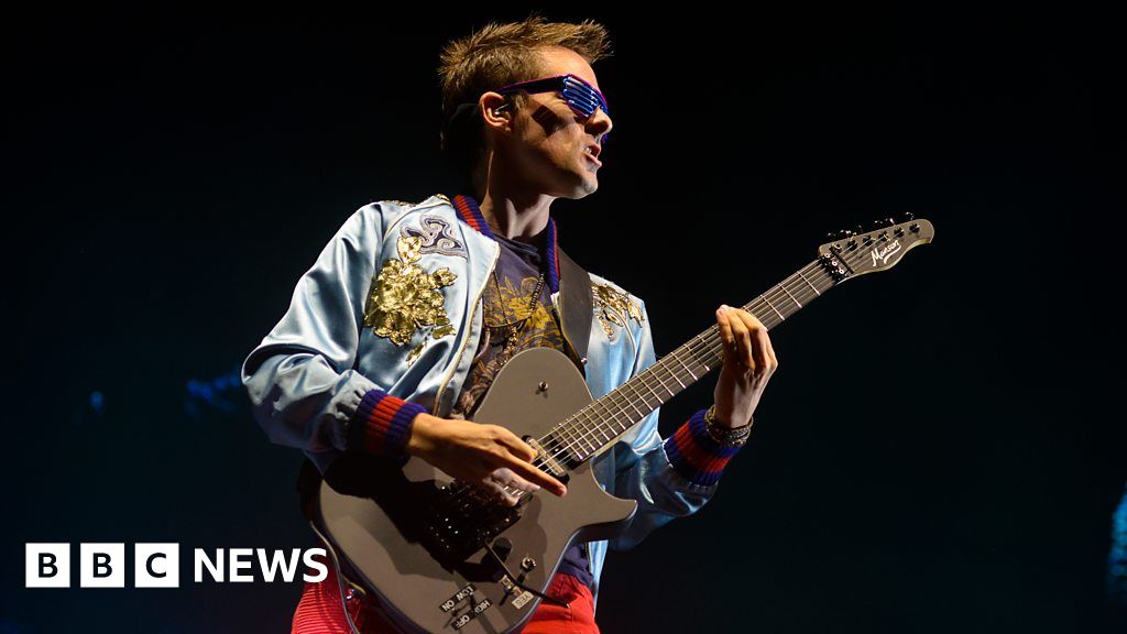 Highlights of Muse at Reading + Leeds 2017 - BBC News