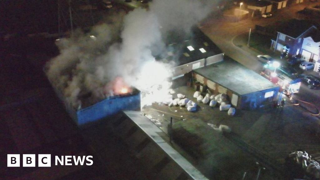 West Bromwich factory fire: Smoke warning as fire rages - BBC News