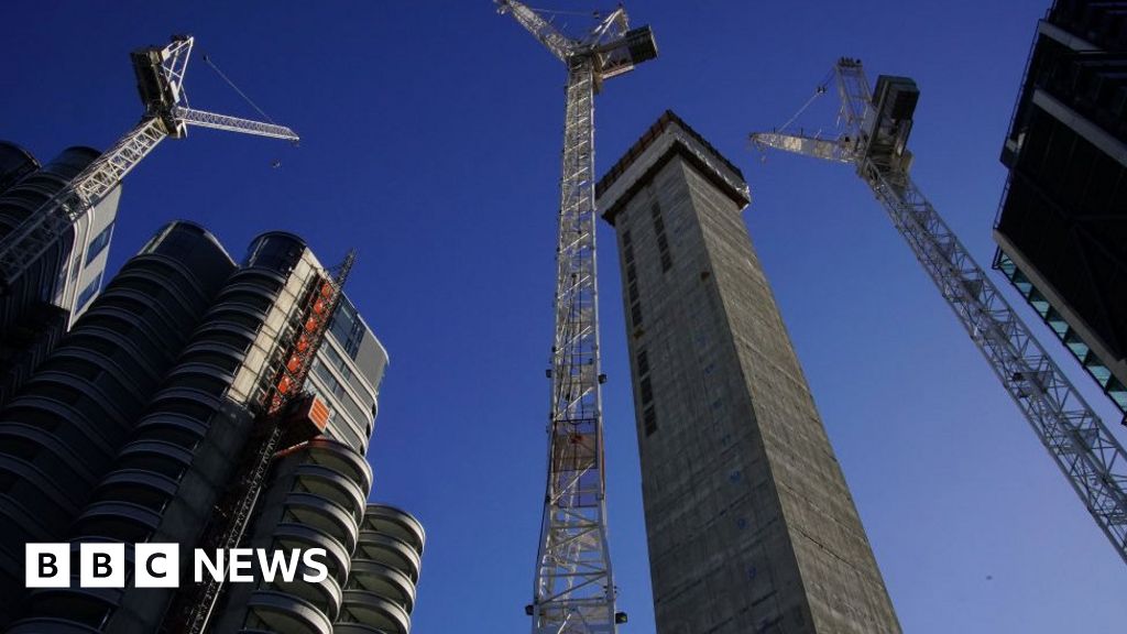 UK house-building 'below pre-crash levels' - BBC News