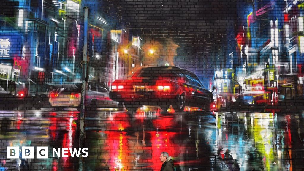 Belfast murals: Dan Kitchener returns for new artwork - BBC News