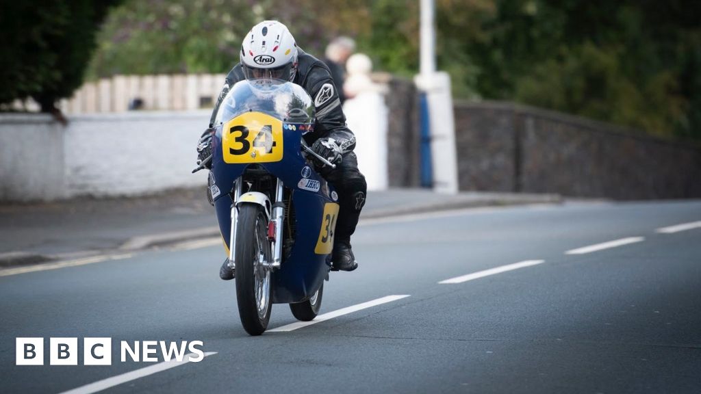 Alan 'Bud' Jackson: Veteran TT racer died after signpost crash - BBC News