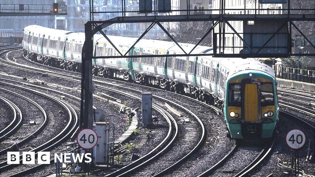 Govia Thameslink Railway: Fresh call for TfL to run routes - BBC News