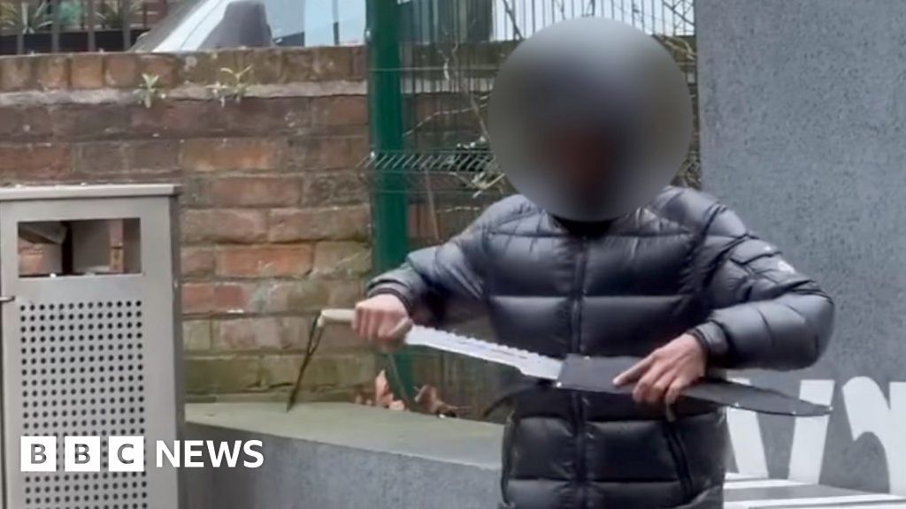 Nottingham: Video shows group wielding machetes in city centre - BBC News