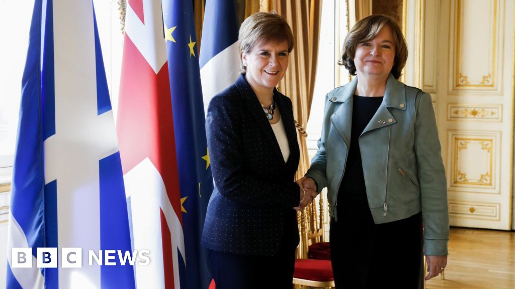 Sturgeon urges EU citizens to stay in Scotland after Brexit