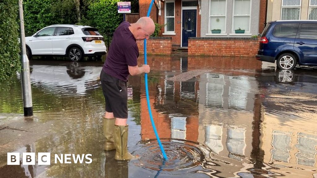 Bedford roads flooded after heavy downpour - BBC News