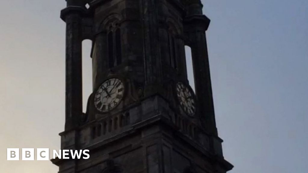 Clock hands fast forward in Edinburgh - BBC News