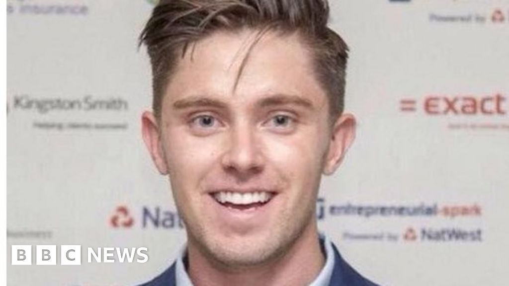 My student loan was mis-sold, says graduate - BBC News