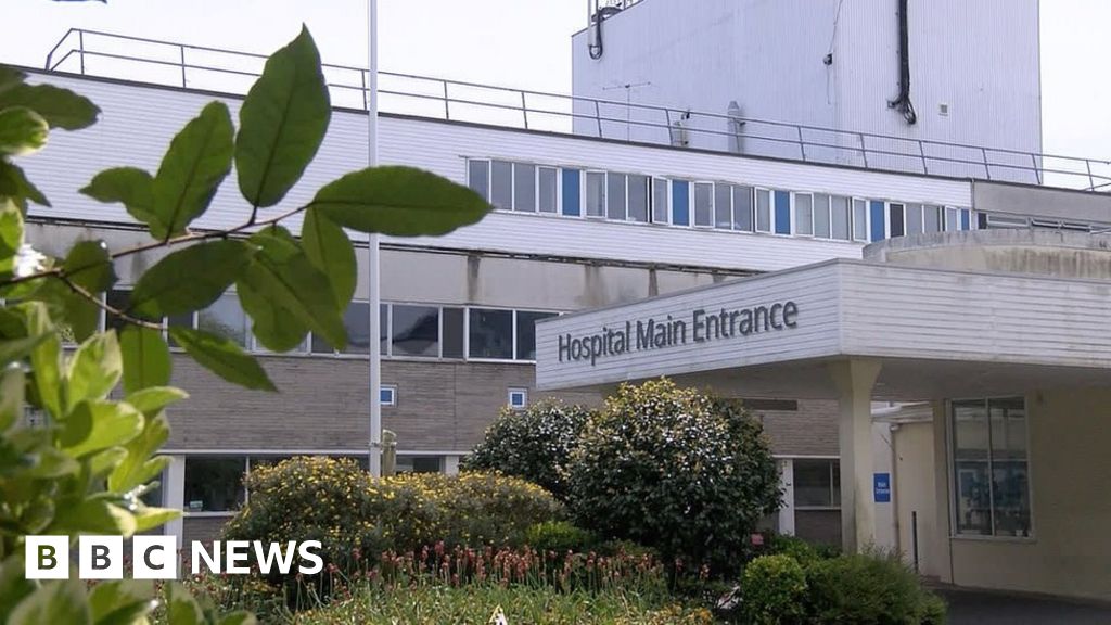 Covid-19: Guernsey records first death in second wave - BBC News