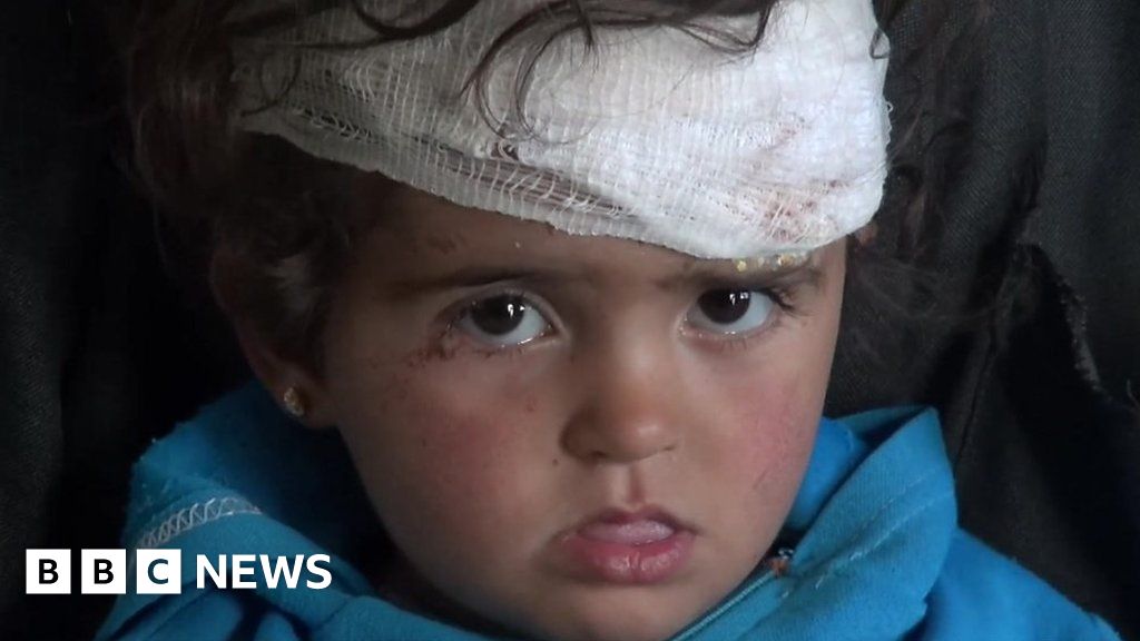 Syria war: Toddler 'only one left' after air strike - BBC News