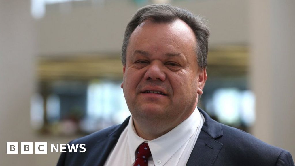 Leader of struggling Nottingham City Council to step down - BBC News