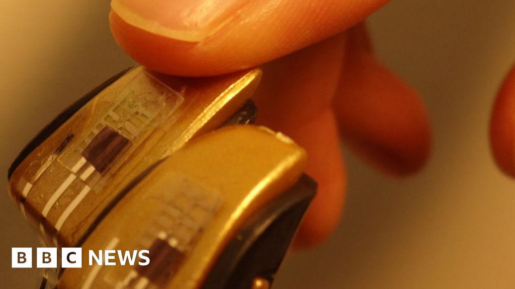 'Digital skin' activates brain cells - BBC News