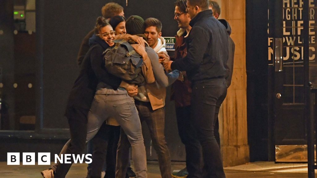 Coronavirus: Last night of the pubs as lockdown begins
